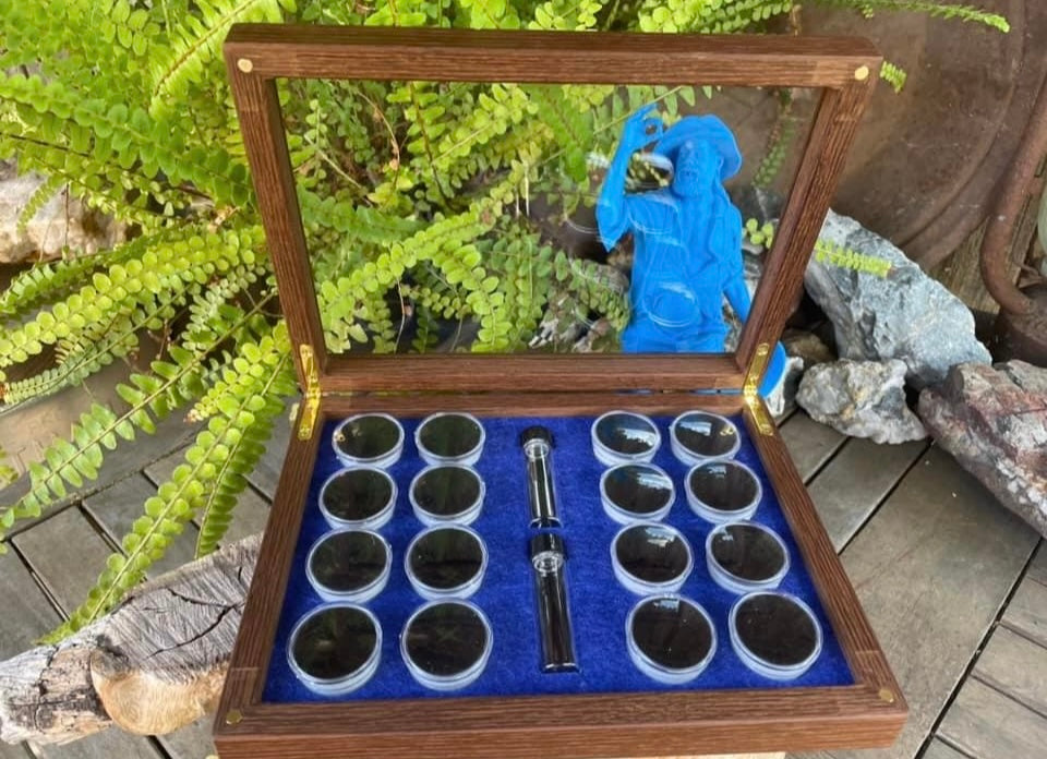 Sharon's Wooden Gold Display Box - 16 Pods 2 Vials – Reeds Prospecting WA
